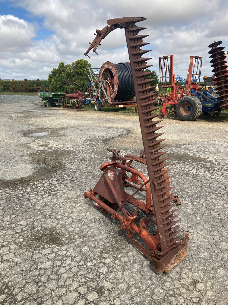 FAUCHEUSE A SECTIONS F 832- MASSEY FERGUSON | Diffusion Directe