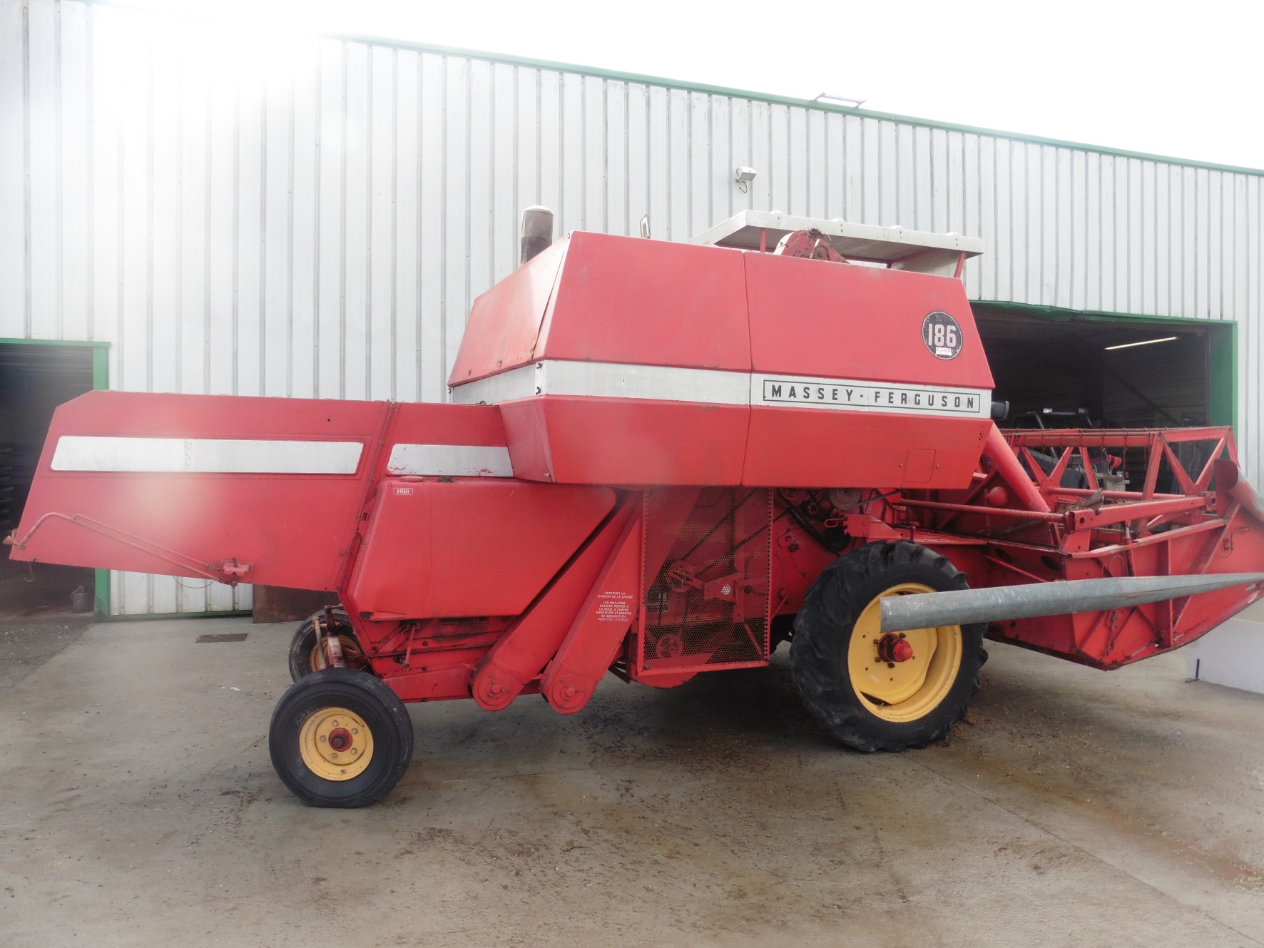 MOISSONNEUSE BATTEUSE 186- MASSEY FERGUSON | Diffusion Directe